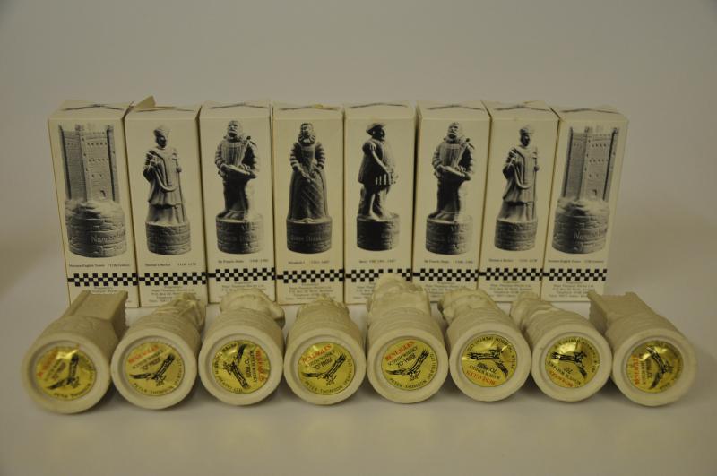 Beneagles The Thistle And The Rose Chess Set - Wade Porcelain Miniatur